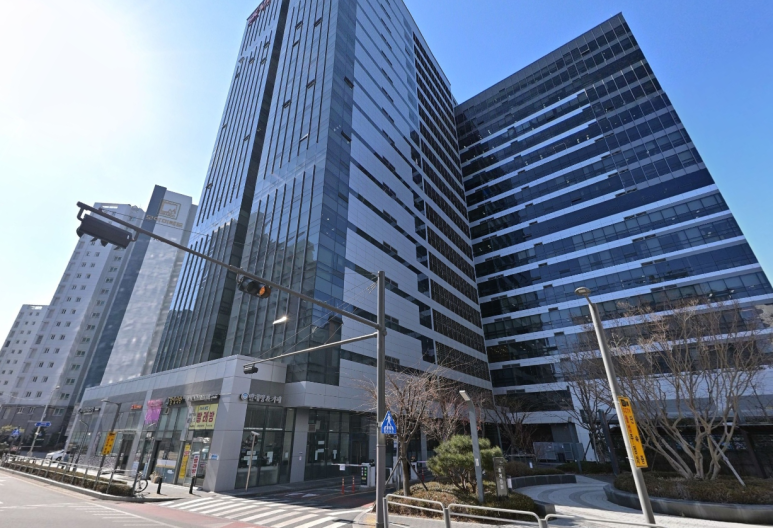 [문래 SKV1센터] 실사용 14평대 오픈홀+발코니｜세안고 매매｜화이트톤 인테리어｜문래·도림천역 더블역세권｜동향 트인 전망·채광 우수｜천장형 냉난방·기본 가구 셋팅 ...